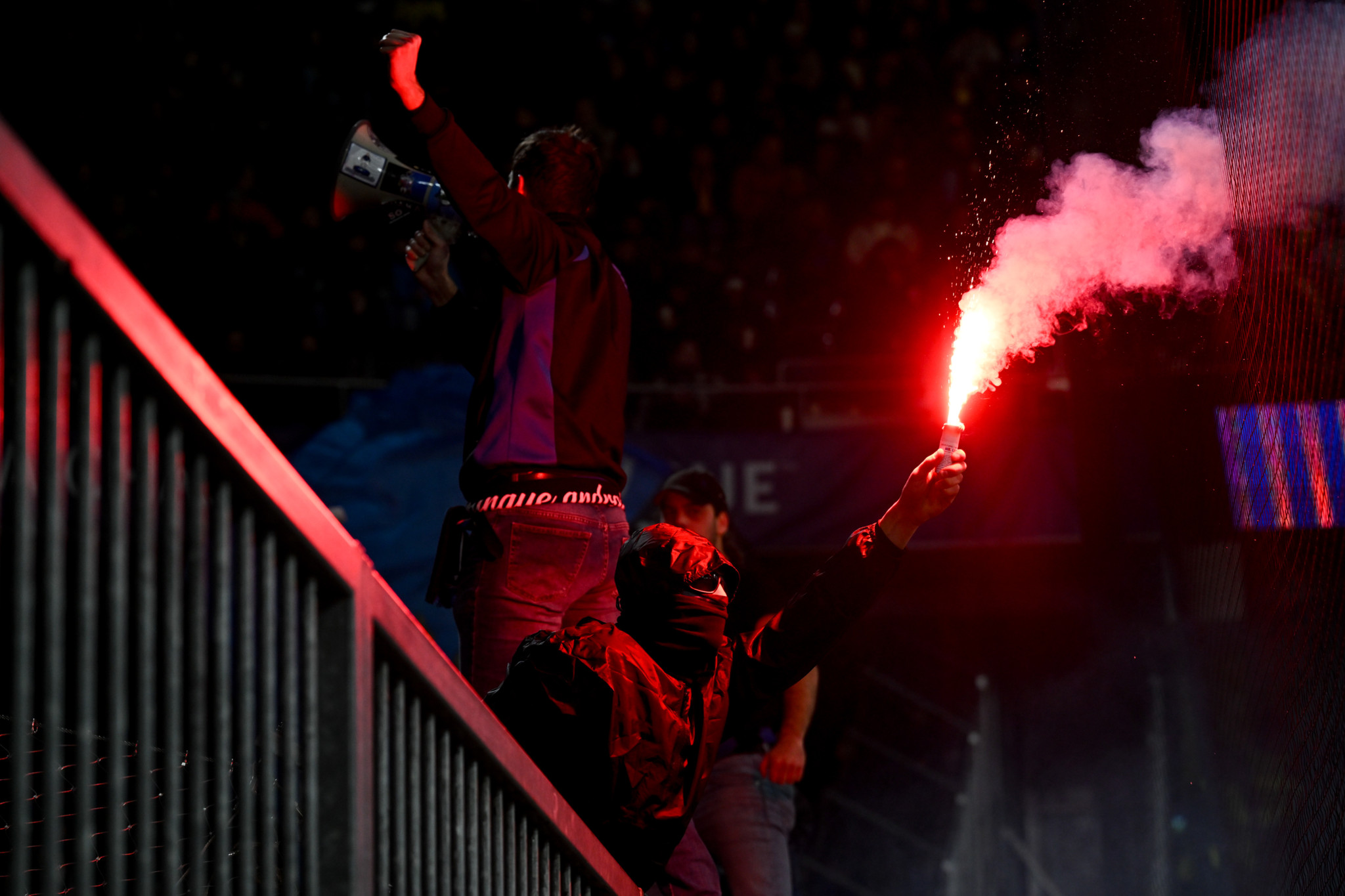 Belgrad-Fan vermummte sich in Bern, zündete Pyro – und muss nun dafür ...