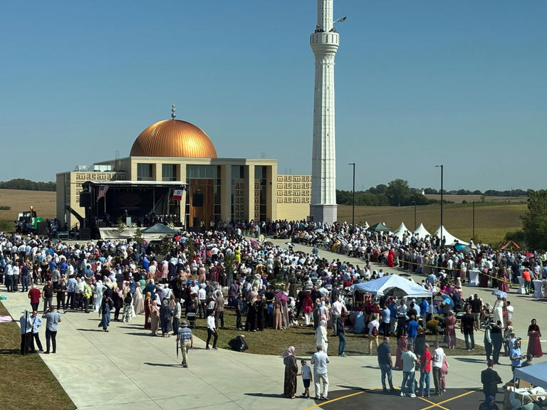 Opening of Iowa mosque becomes a celebration of refugees' resilience ...