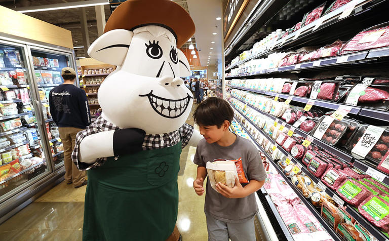 Photos | New Leaf Community Markets’ opening day