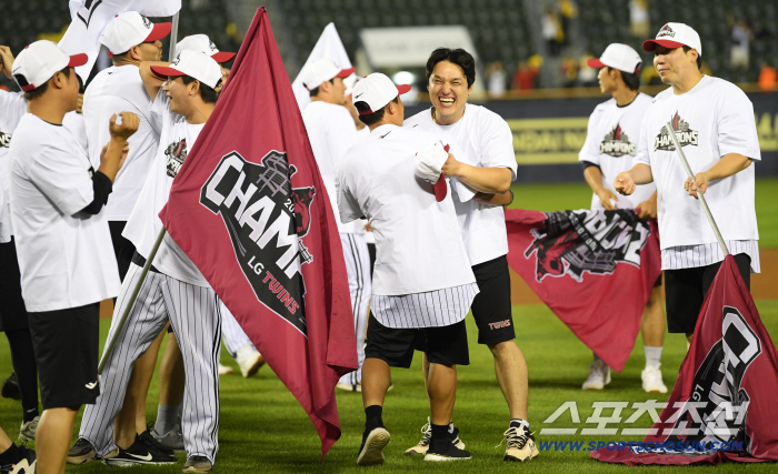 Players come back, fans come back, SSG's two home runs, and Jamsil of chaos and joy