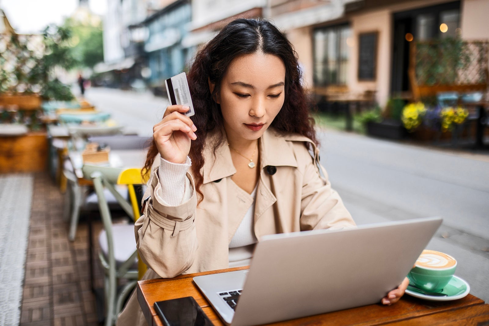 Earn rewards on a budget with these no-annual-fee credit card strategies