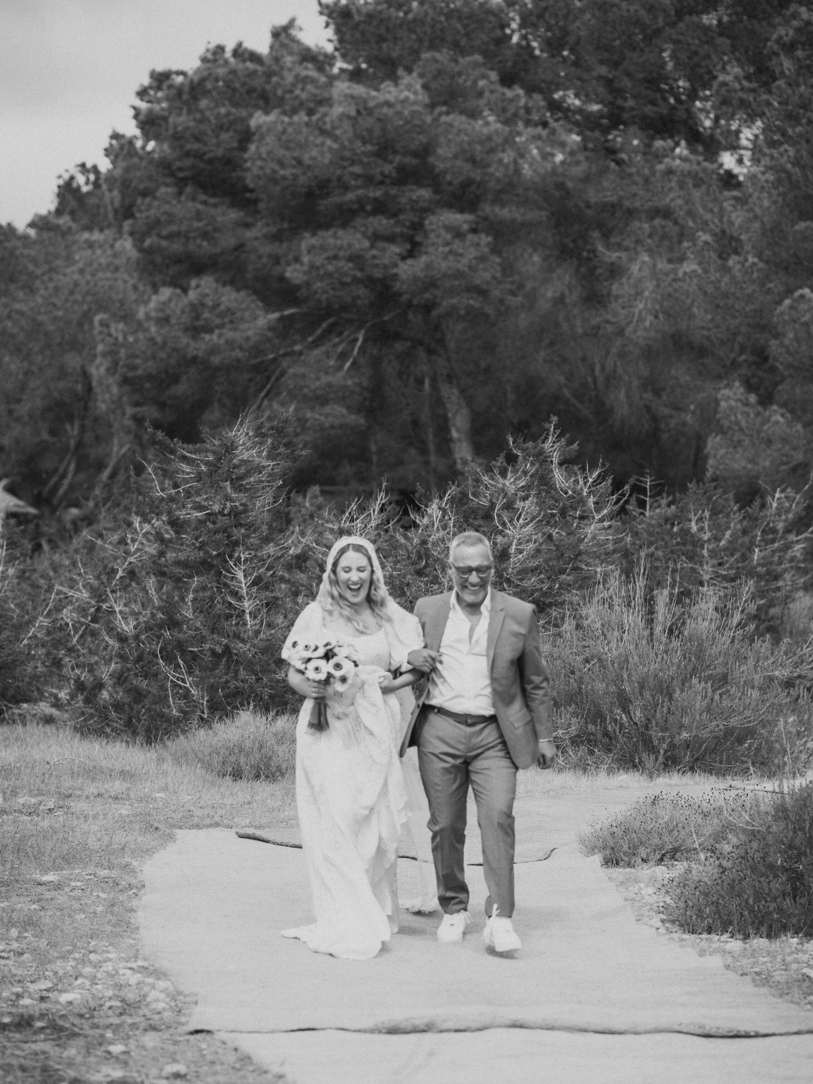 La boda íntima de Lía, hija de Goyo González, en Formentera: vestido ...