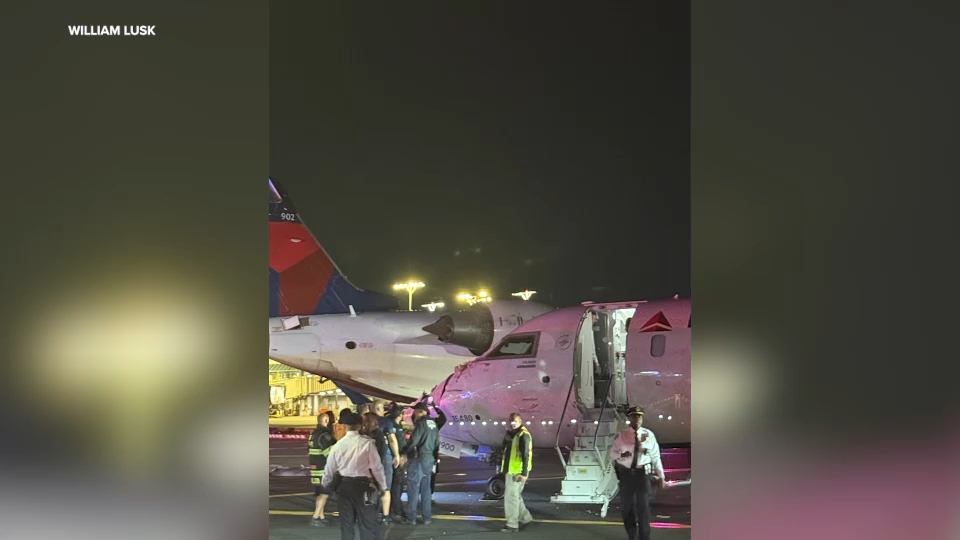 2 Delta regional jets collide while taxiing at LaGuardia Airport