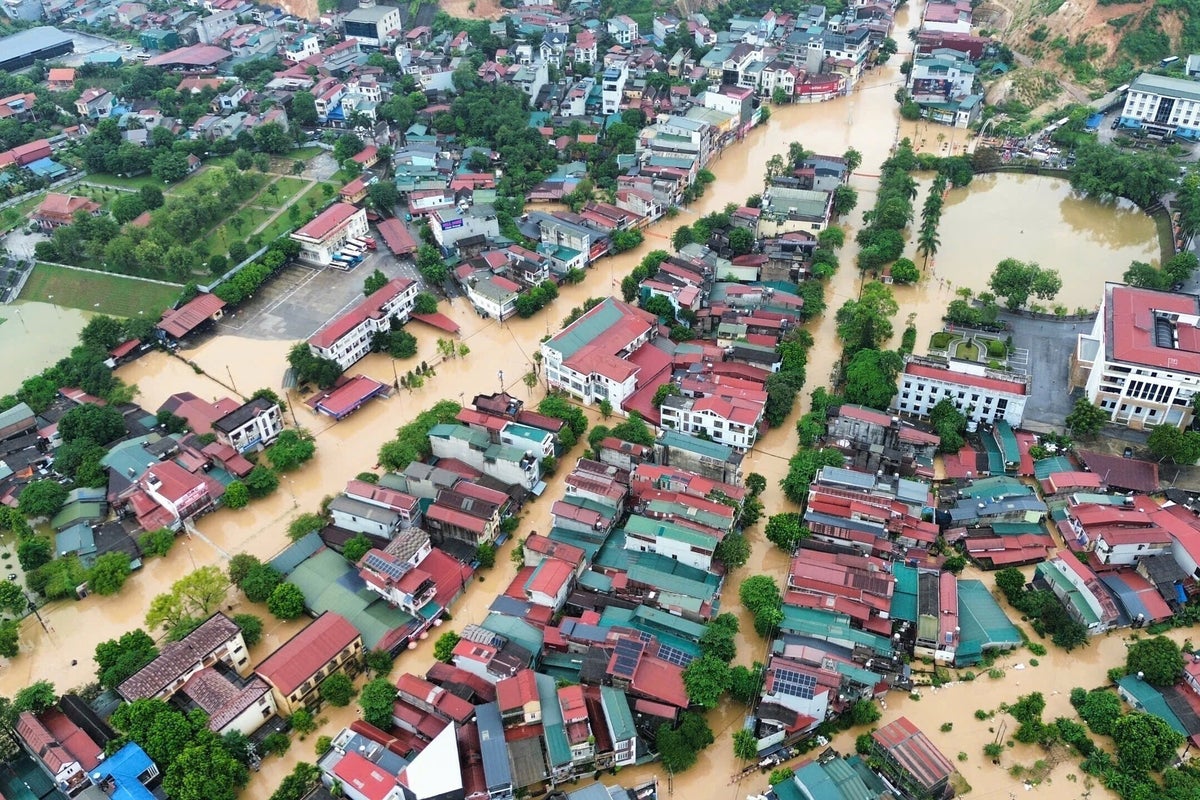 Tropical storm edges toward the Philippines and may grow to a typhoon ...