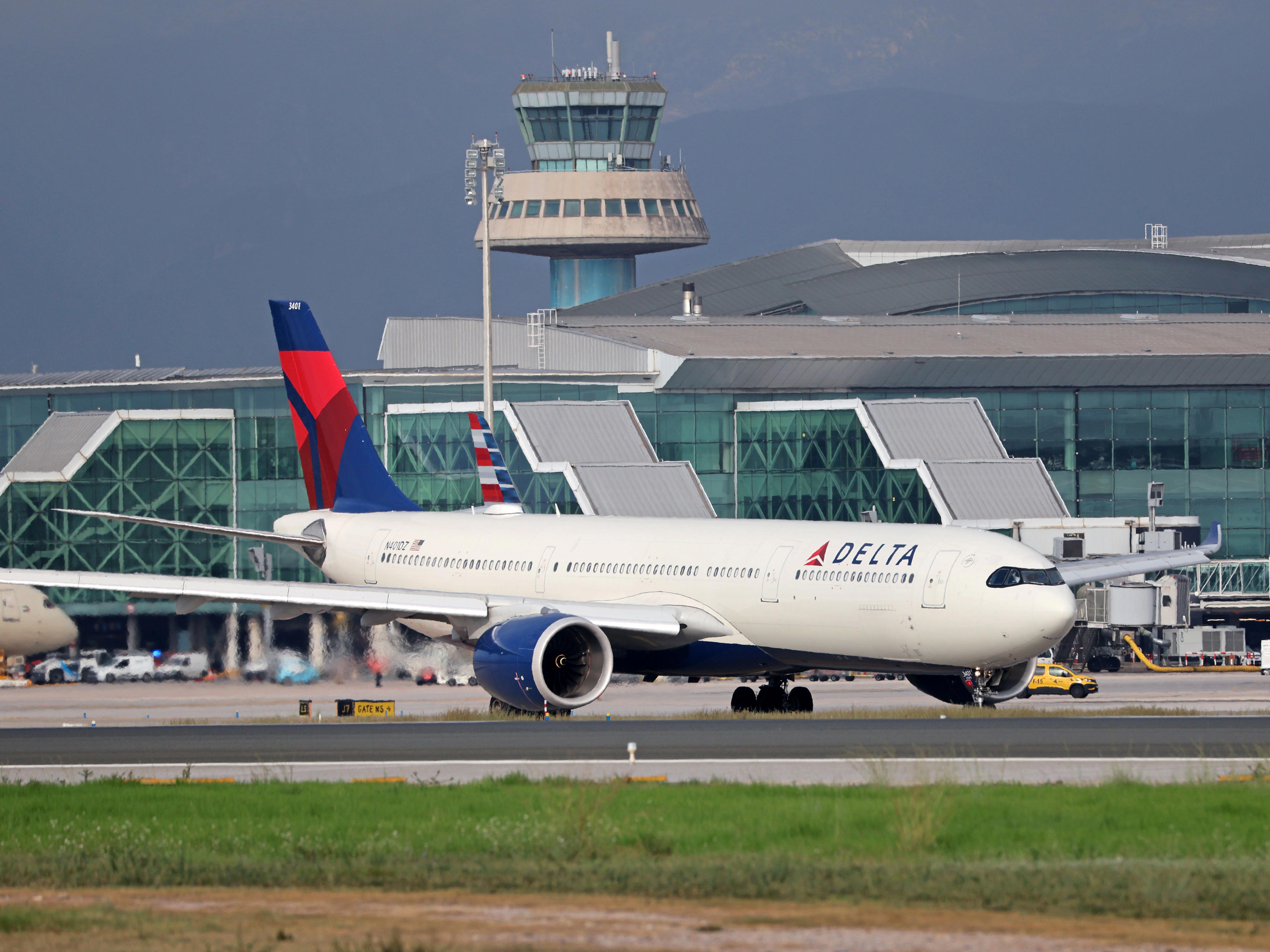 2 Delta planes collided while taxiing on the runway at LaGuardia