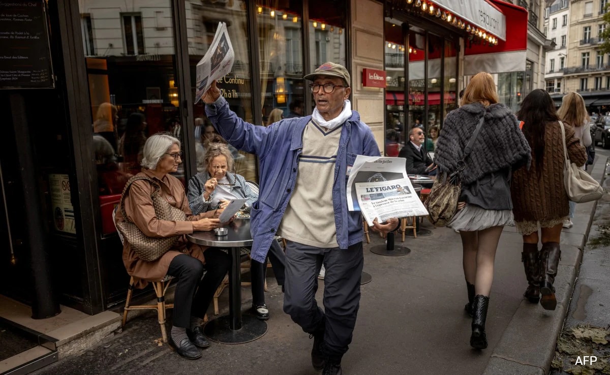 Meet Ali Akbar, Last Newspaper Hawker Who Makes Paris Laugh With His ...