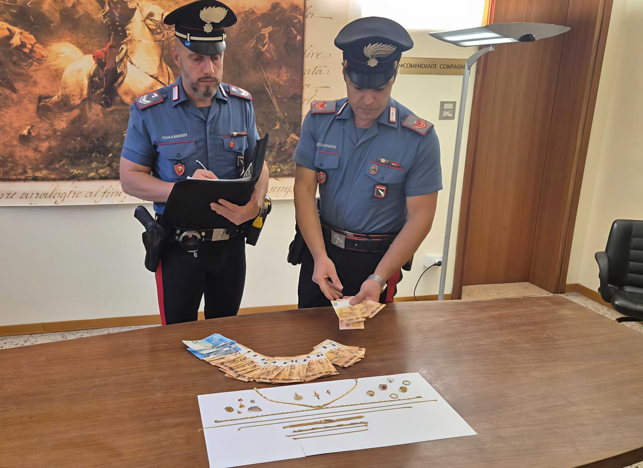 Finto carabiniere truffa anziana. Rubati 1.800 euro e monili d’oro