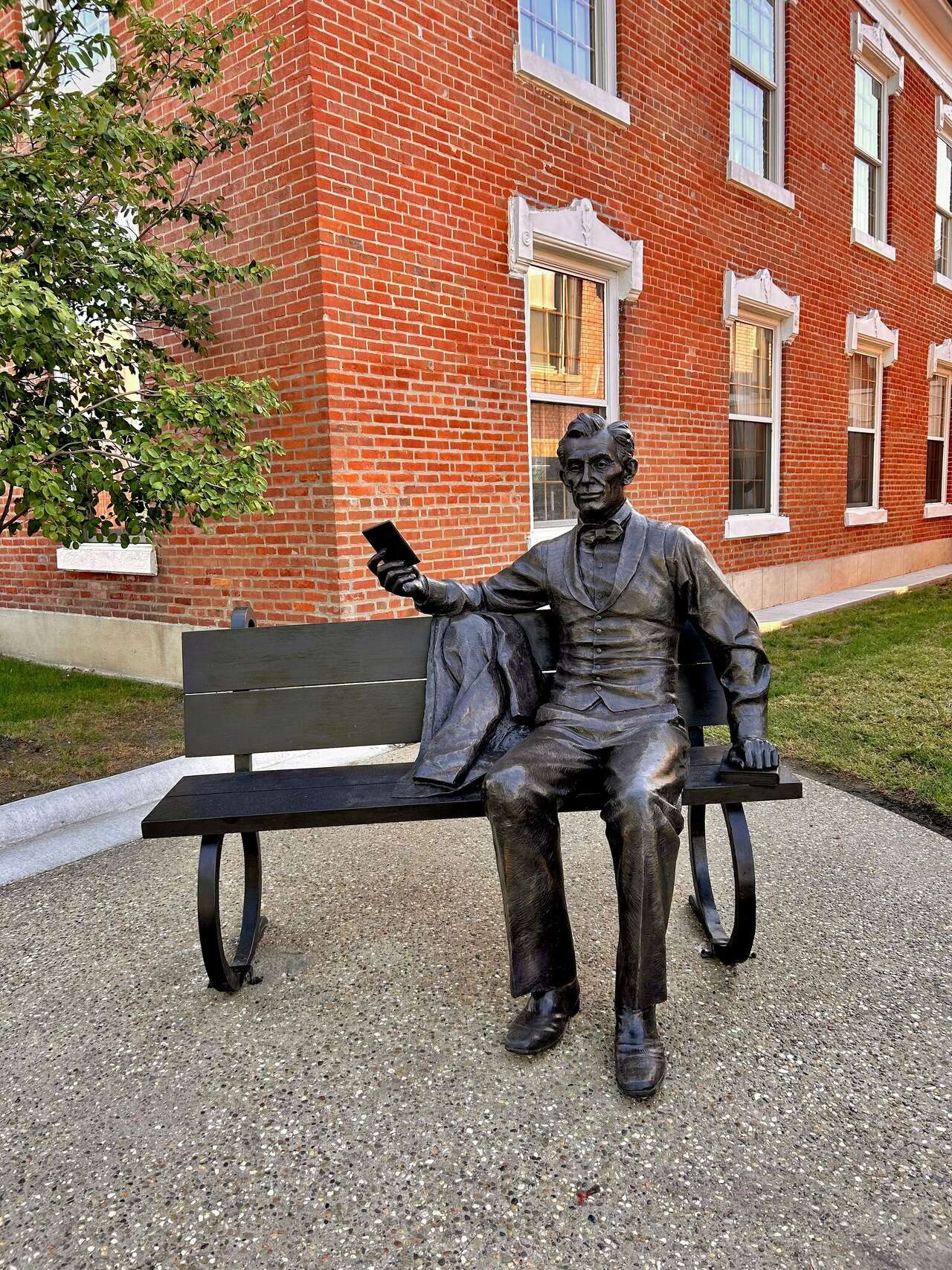 Beardstown unveils Lincoln statue honoring famed Almanac Trial