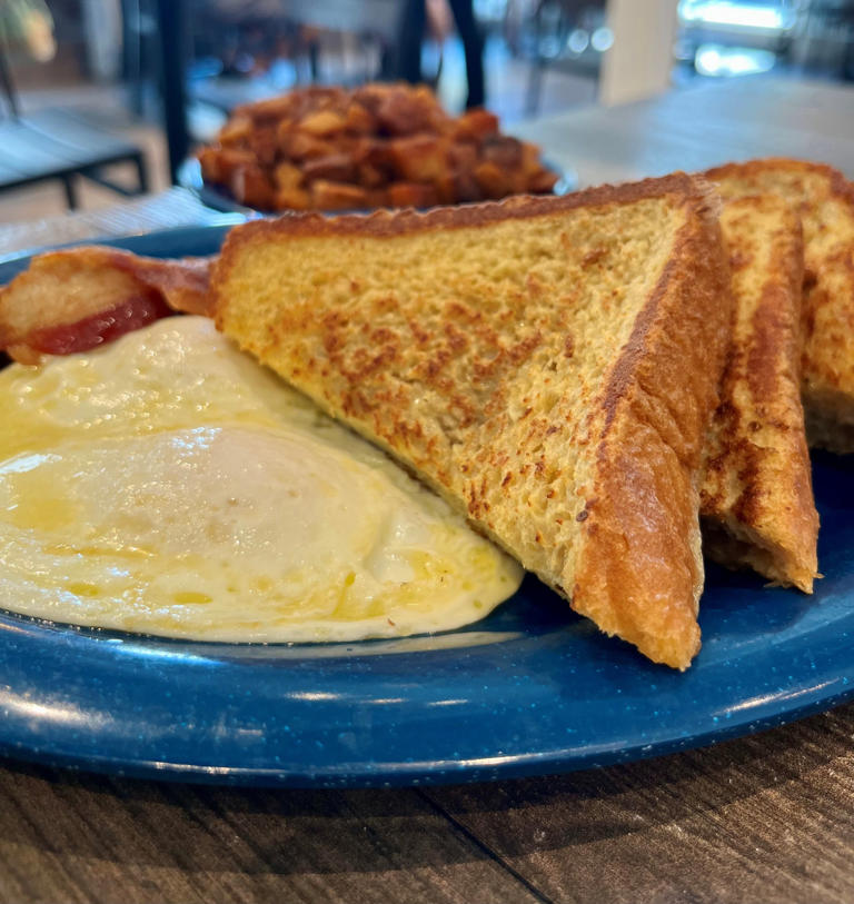 Popular Sanibel breakfast, lunch restaurant's new location a step above