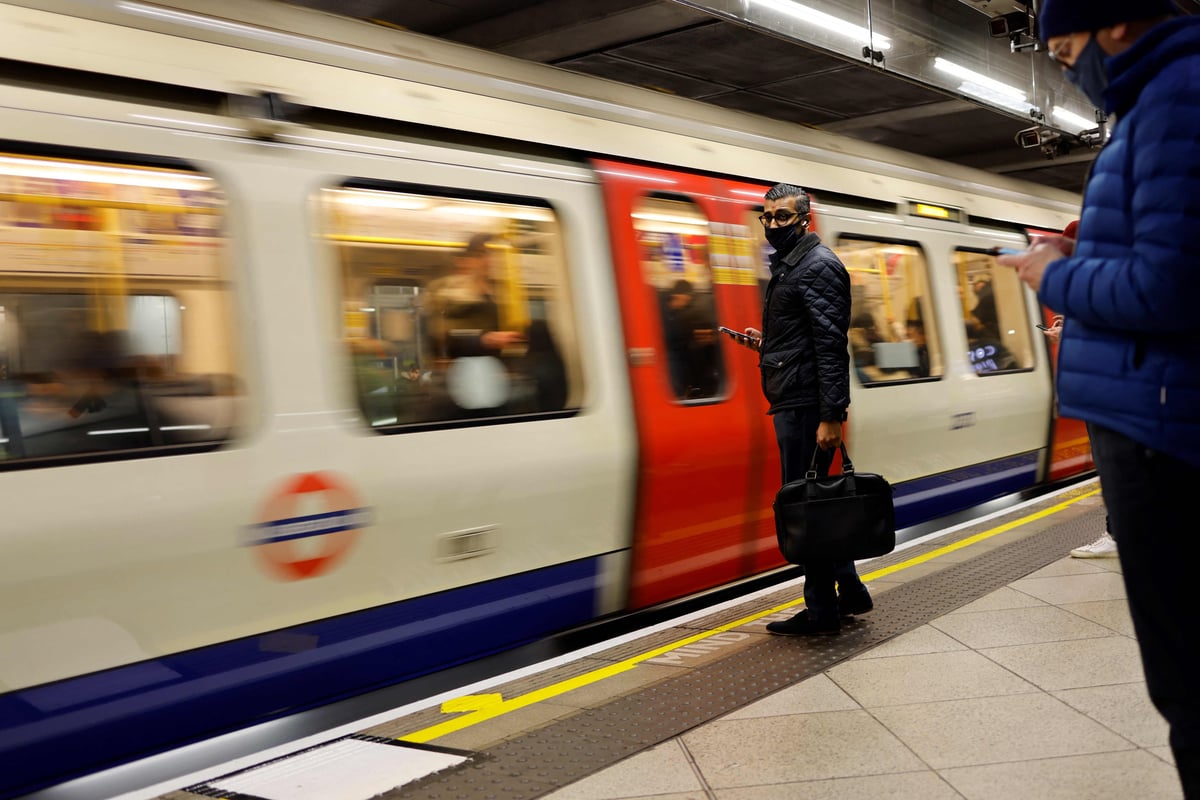 London travel news LIVE: Thameslink, Elizabeth line and Central line ...