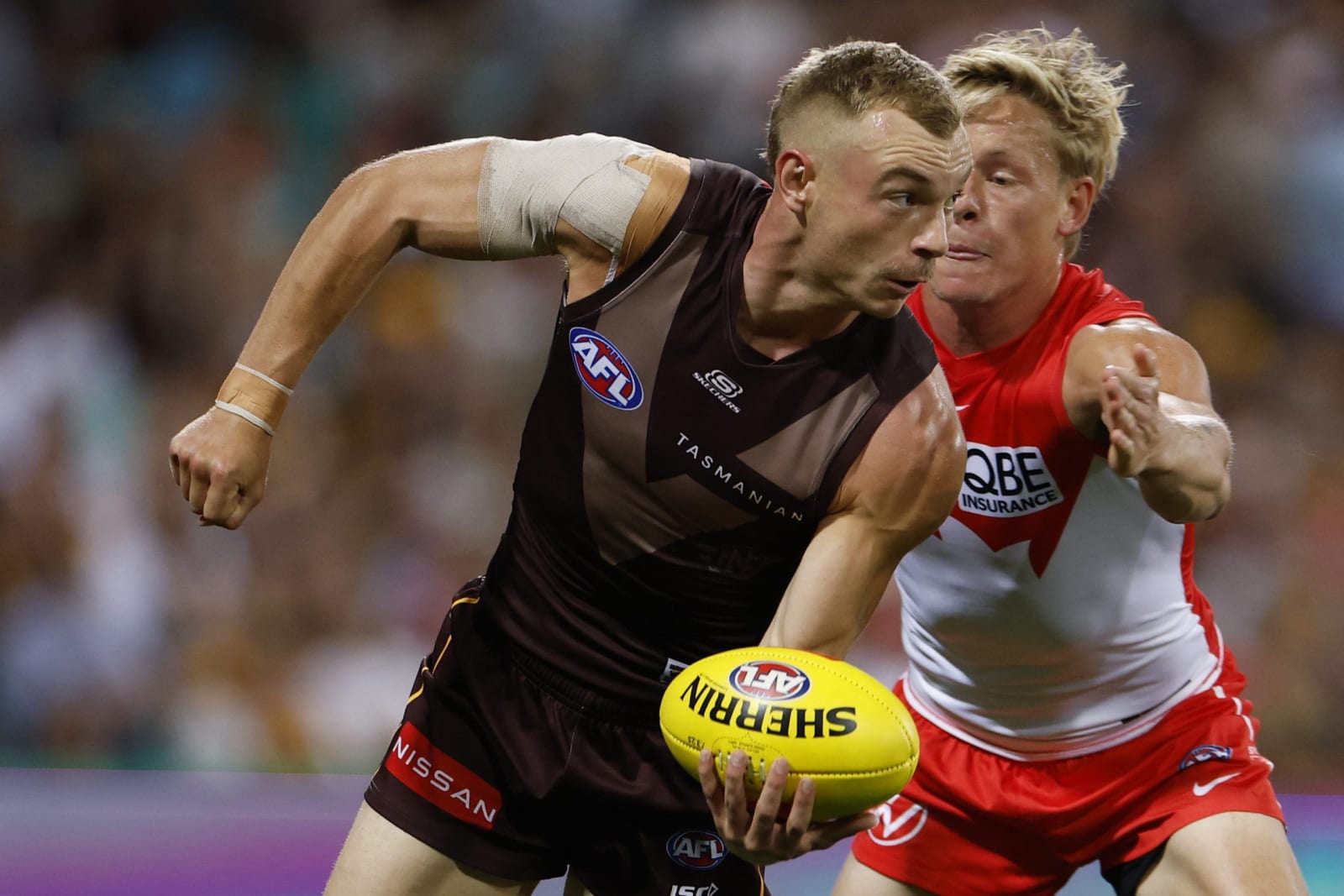 Hawks midfielder confirms move to Victorian rival: AFL trade news