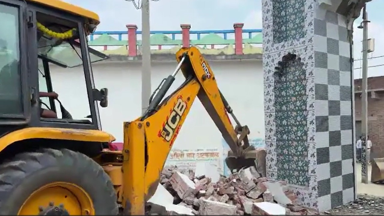 Bulldozer action in Sambhal on mosque, marriage hall built on ...