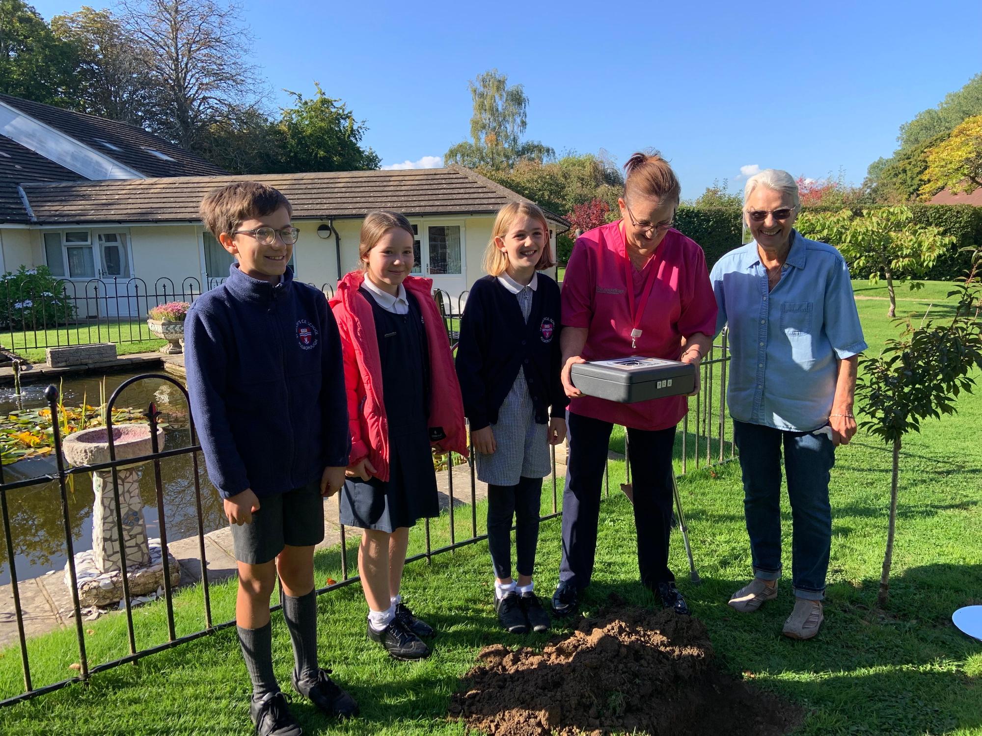 A moment to remember: School children and Pulborough care home ...