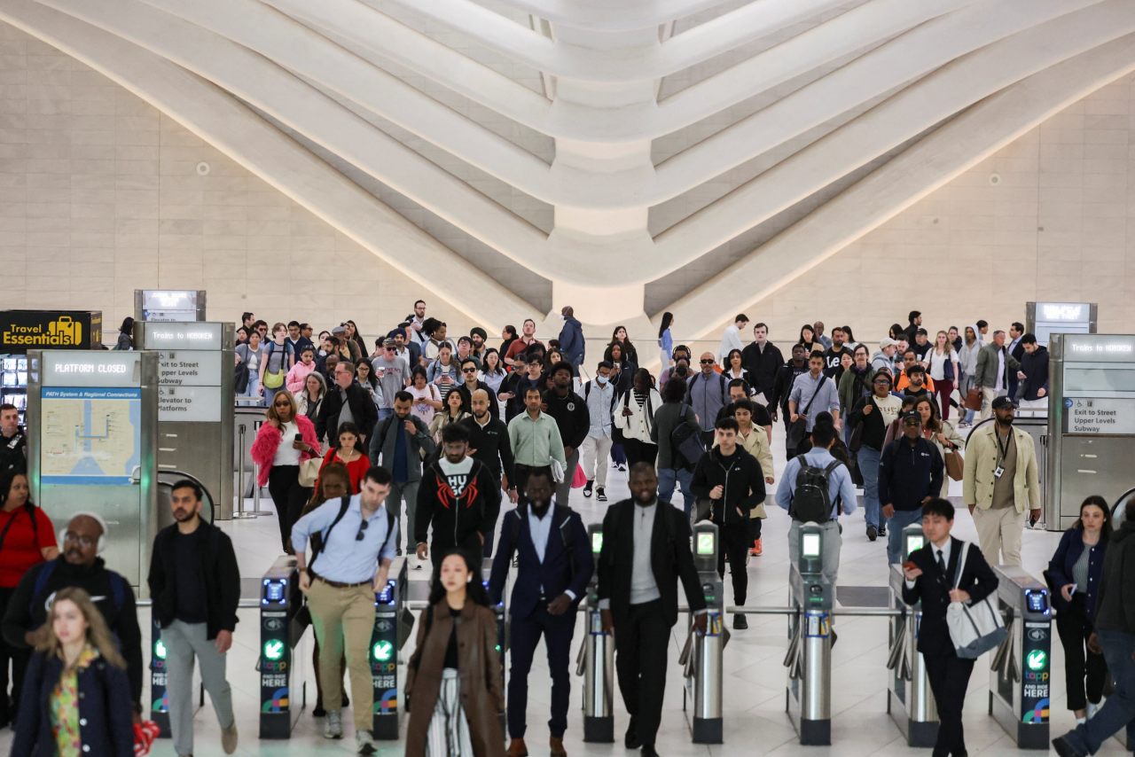 Global Markets Continue Gains as Weak ADP Jobs Data Fuels Rate-Cut Bets