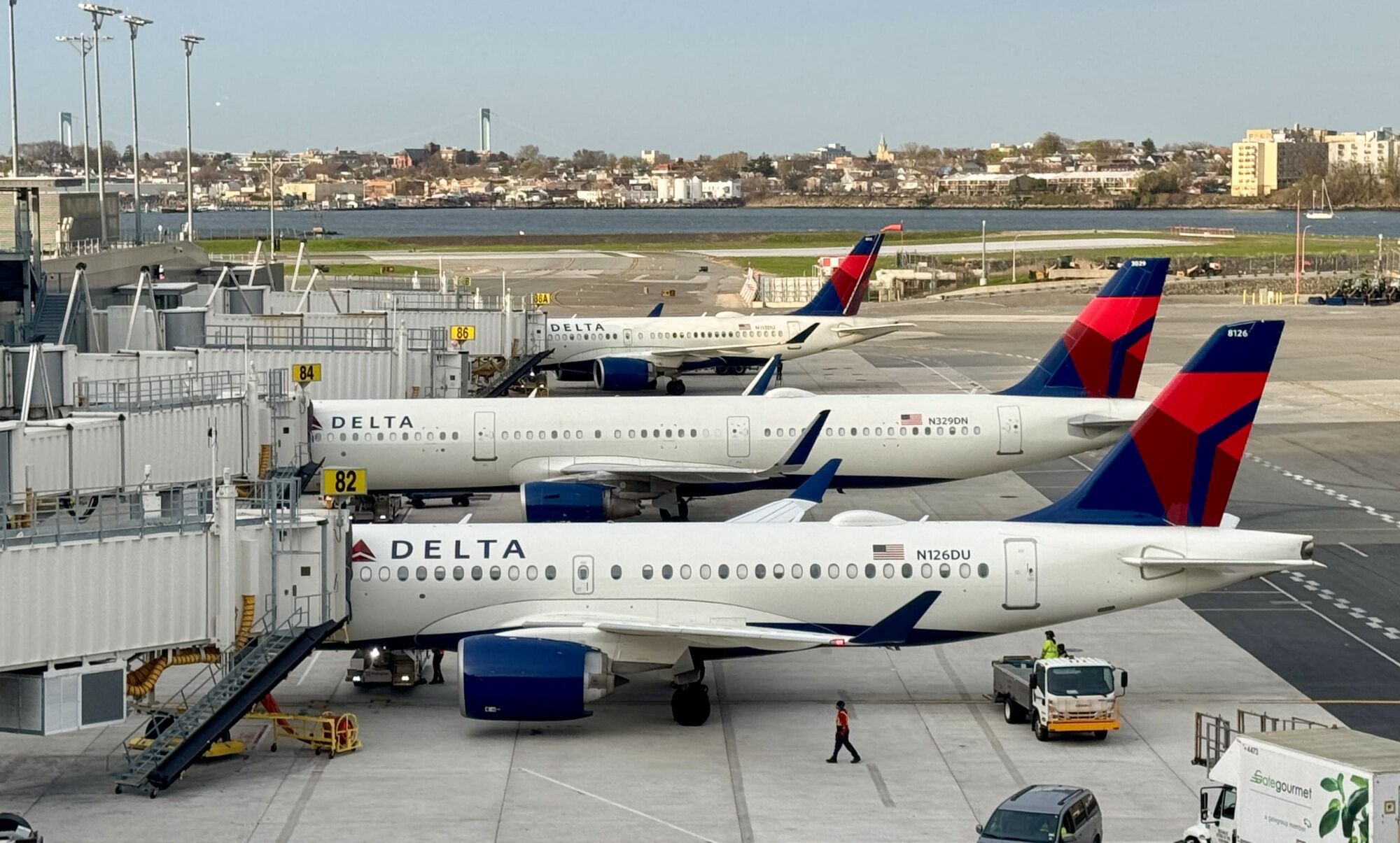 Two Delta Jets Collide While Taxiing at New York’s LaGuardia
