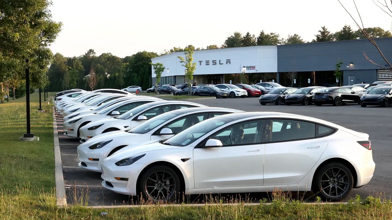 Tesla Stock Extends Winning Streak Ahead Of Q3 Deliveries As EV Credit ...