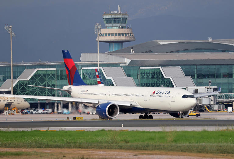 2 Delta planes collided while taxiing on the runway at LaGuardia