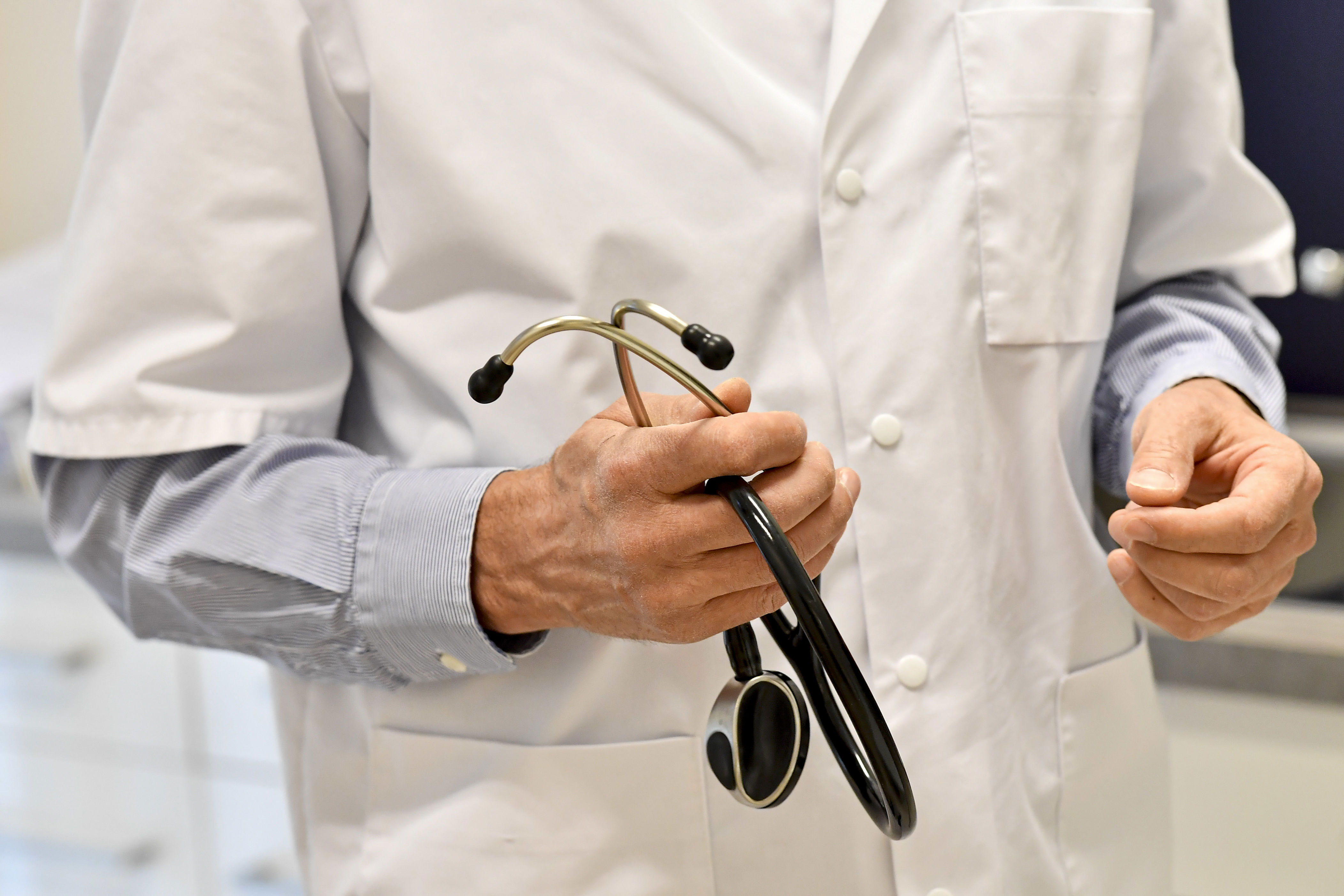 Des médecins interdits d'exercer à l'étranger pratiquent en Belgique