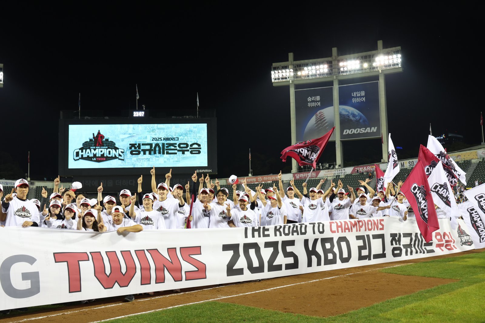 SSG 끝내기 홈런에…자력우승 좌절했던 LG 정규시즌 우승