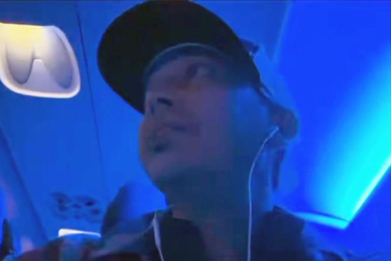 Two Delta planes collide — ripping off wing — while taxiing at ...