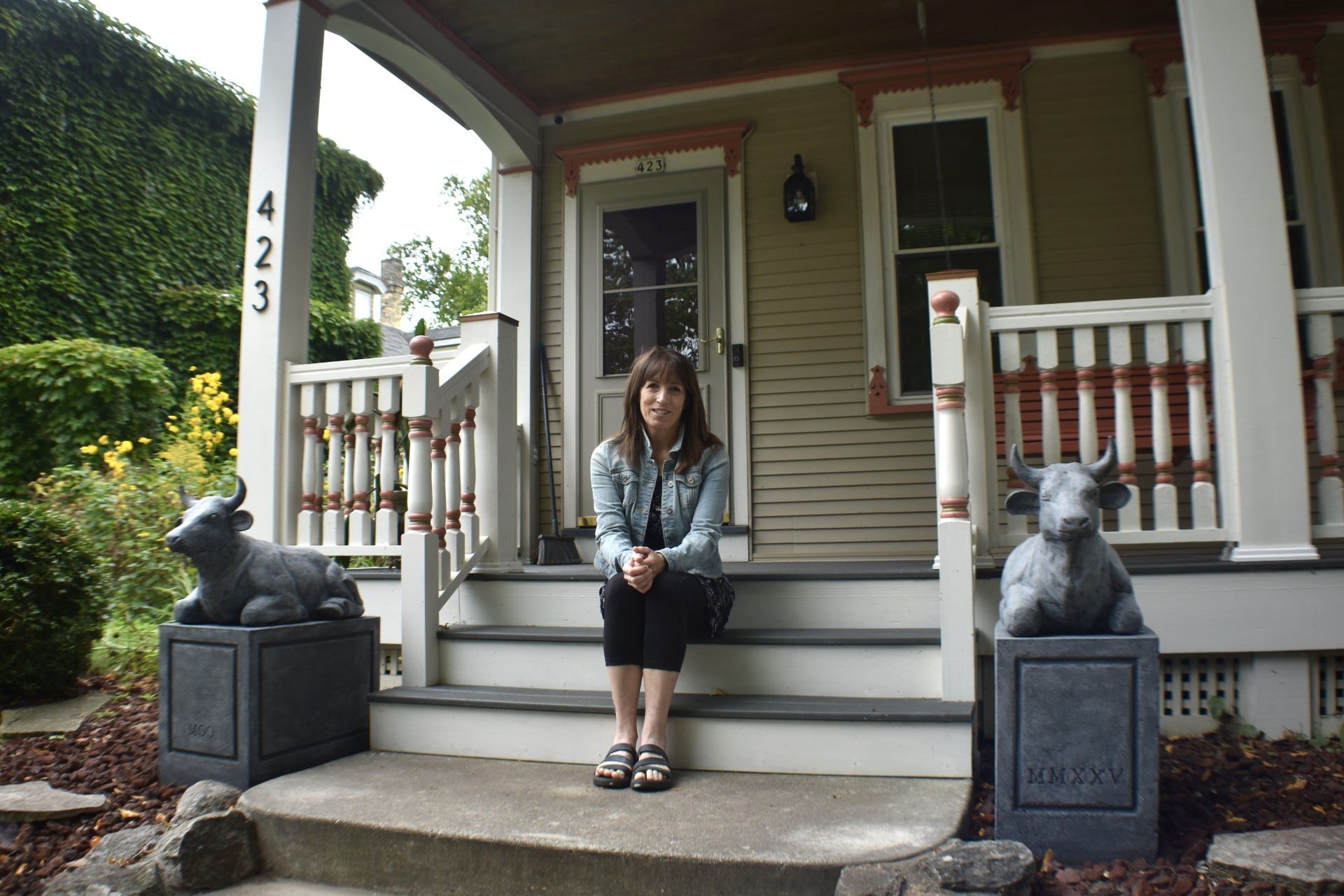 Lions? Nah. This Sheboygan artist created cow statues for the front of ...