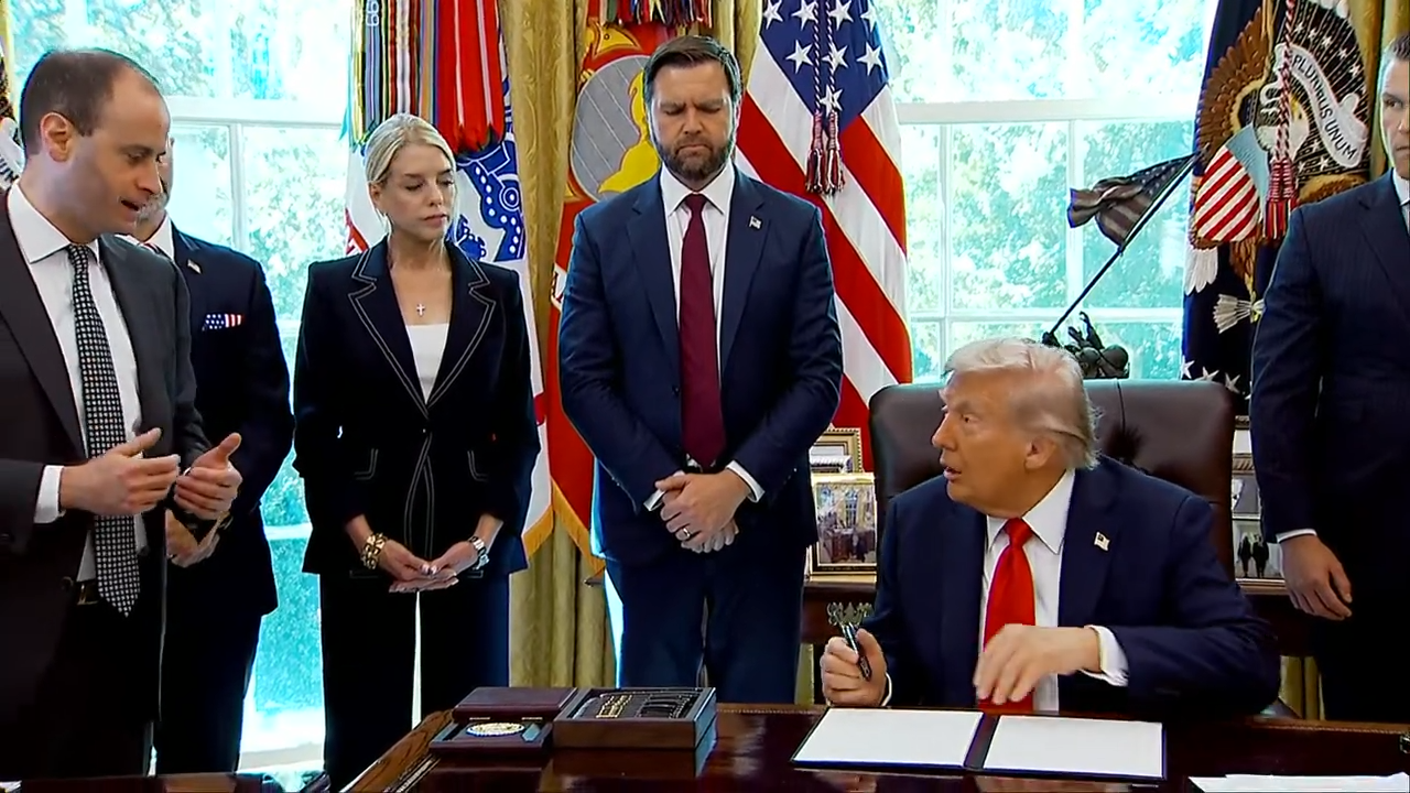 'Exactly What Is This?': Trump Exposes His Fake Presidency, Has No Idea ...