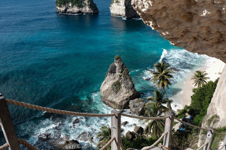 Diamond Beach Nusa Penida, Destinasi Wisata di Bali dengan Spot Foto ...