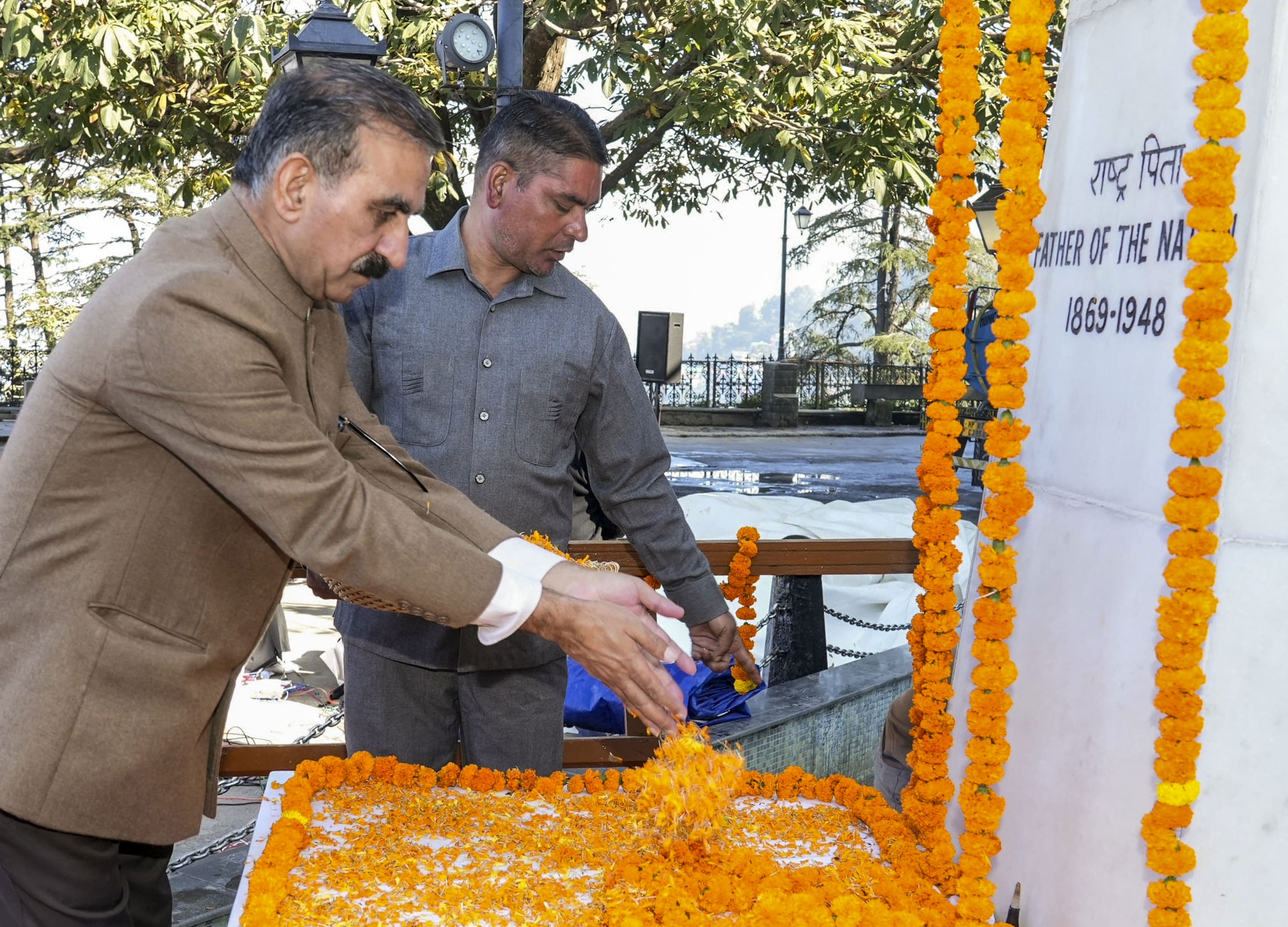 Himachal CM, Guv pay tributes on Mahatma Gandhi, Lal Bahadur Shastri on ...