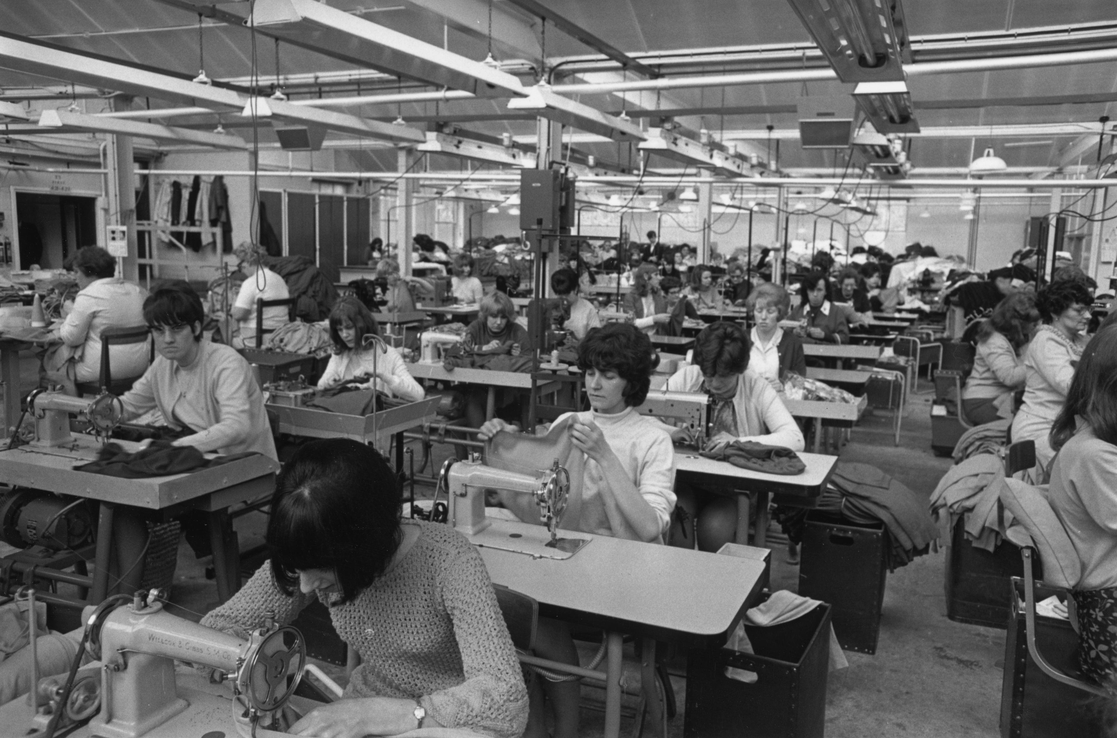 Derbyshire retro: Powerful photos show workers putting in hard graft ...