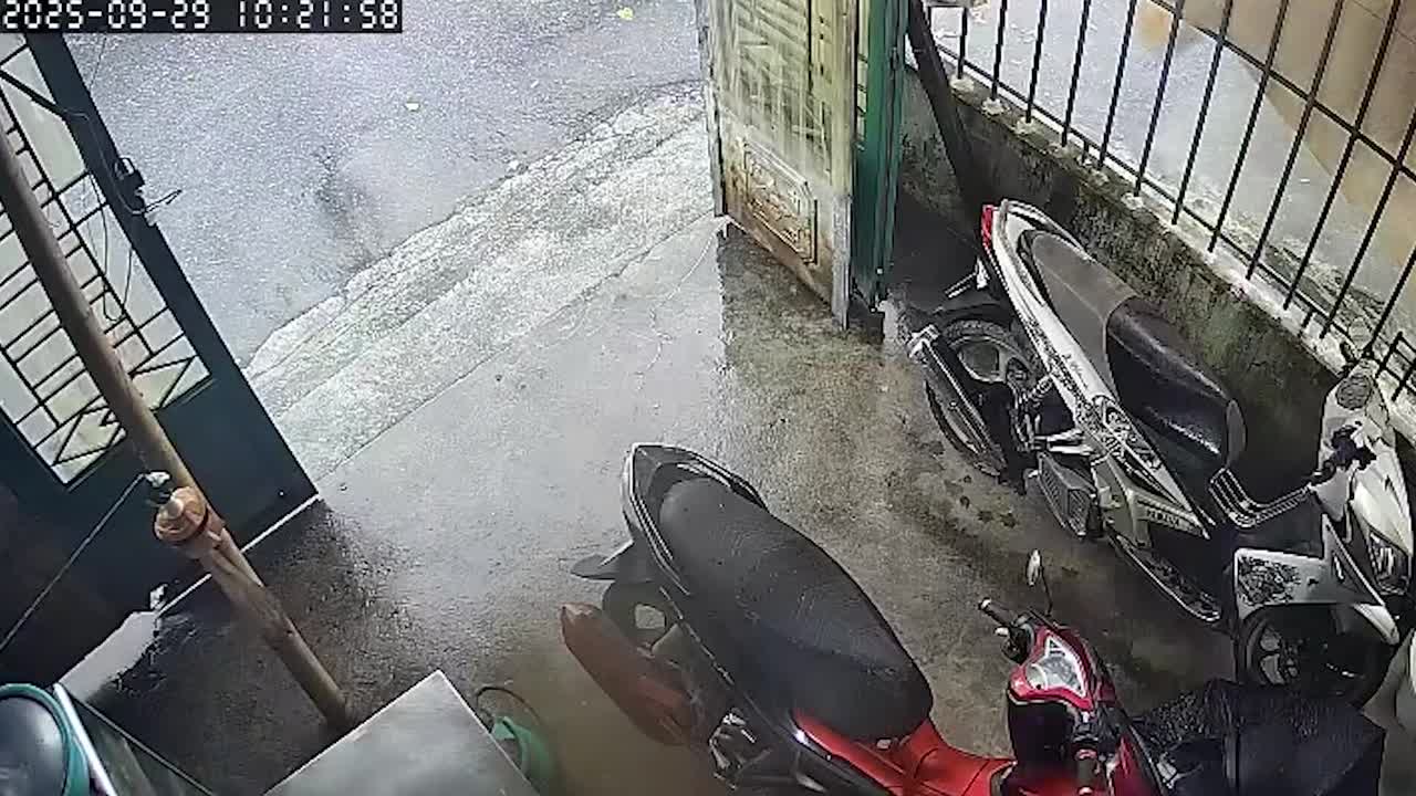 Typhoon Bualoi tornado batters home amid storm in Vietnam