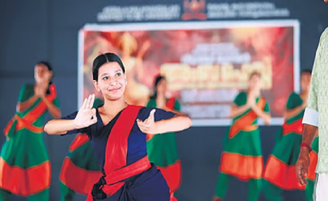 A Muslim Girl Set To Debut At Kerala Kalamandalam First Time In 1429