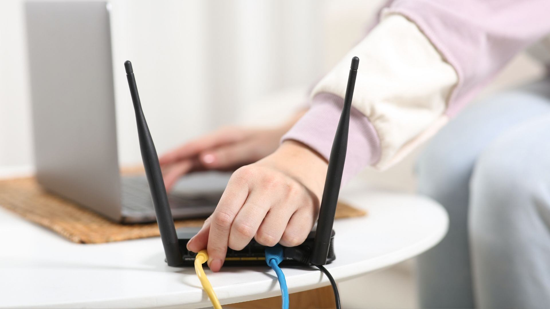 El botón del router que no debería oprimir porque delincuentes podrían ...