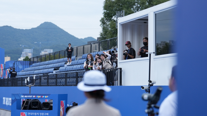 Spectators cheering at the scene of Jung Mong-gu Cup