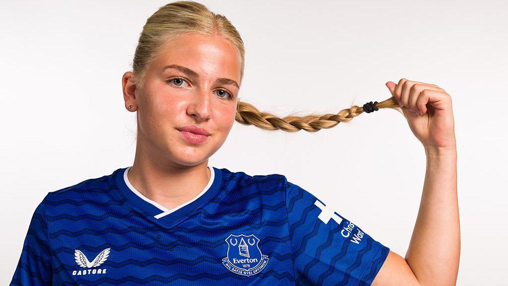 Everton recall defender Hobson amid injury issues