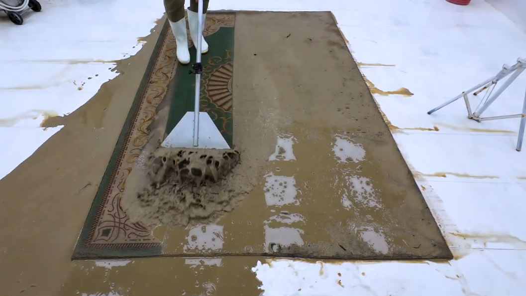Water, Foam, and Patience – Deep Clean of a Muddy Floor Rug