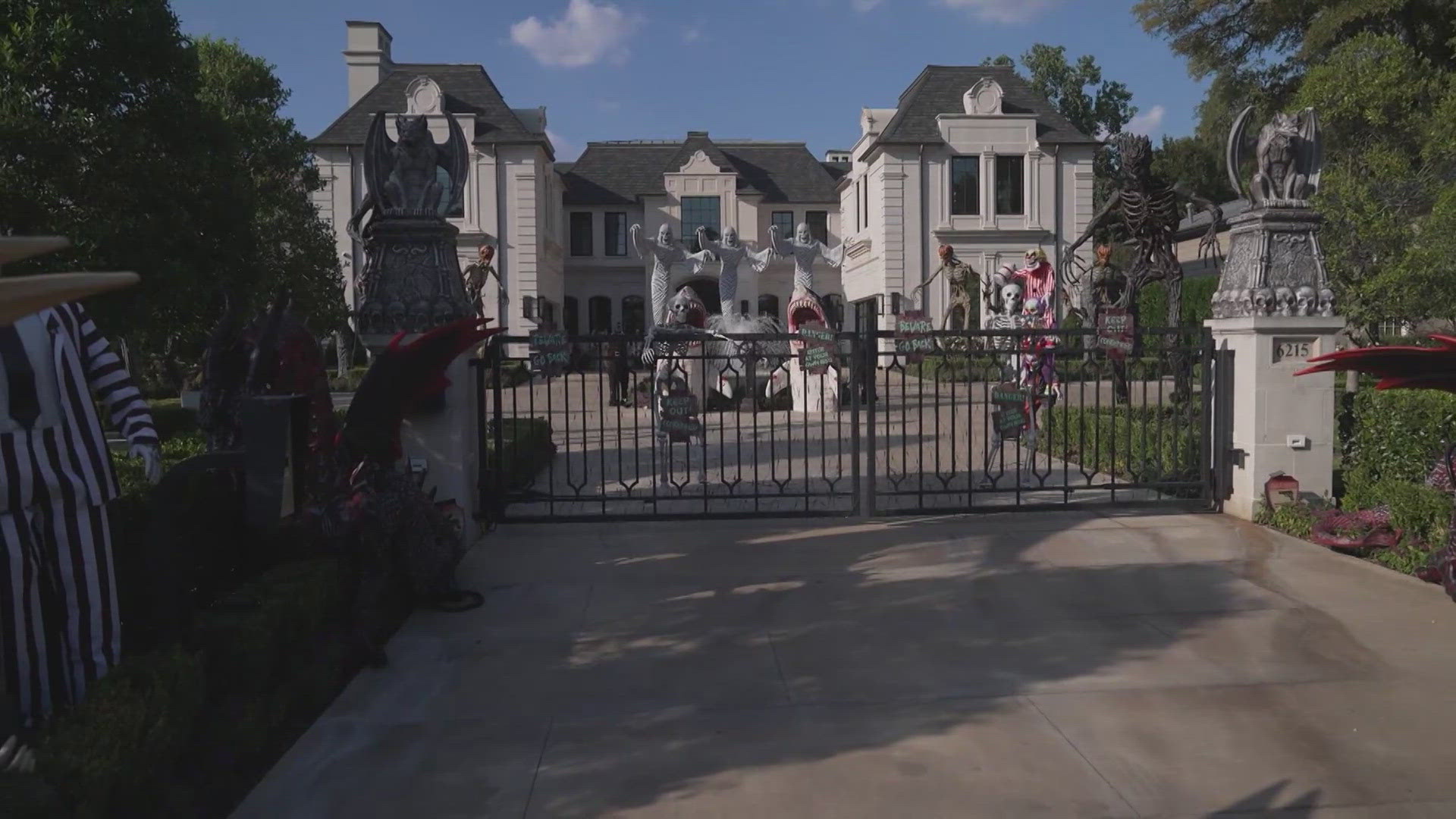 Dallas home goes big on a holiday display, drawing crowds to the ...