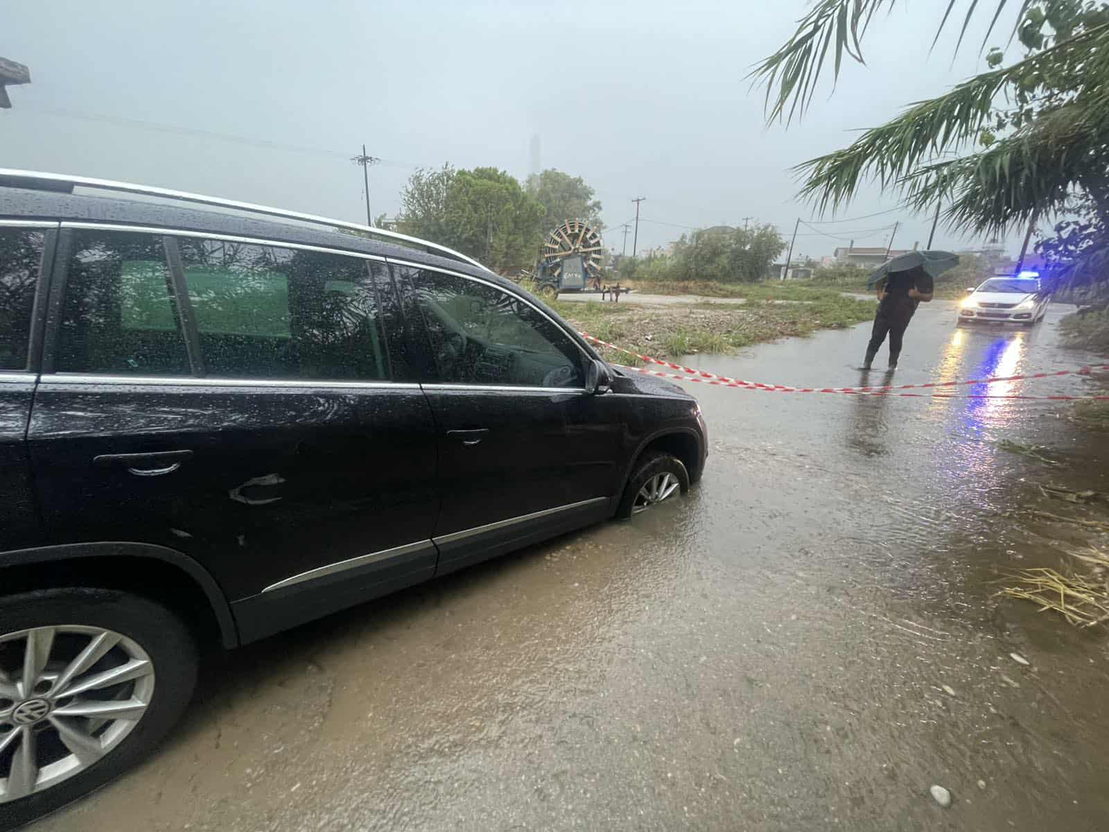 Αιτωλοακαρνανία: Πλημμύρισαν οι δρόμοι στο Αιτωλικό – Άντληση υδάτων ...
