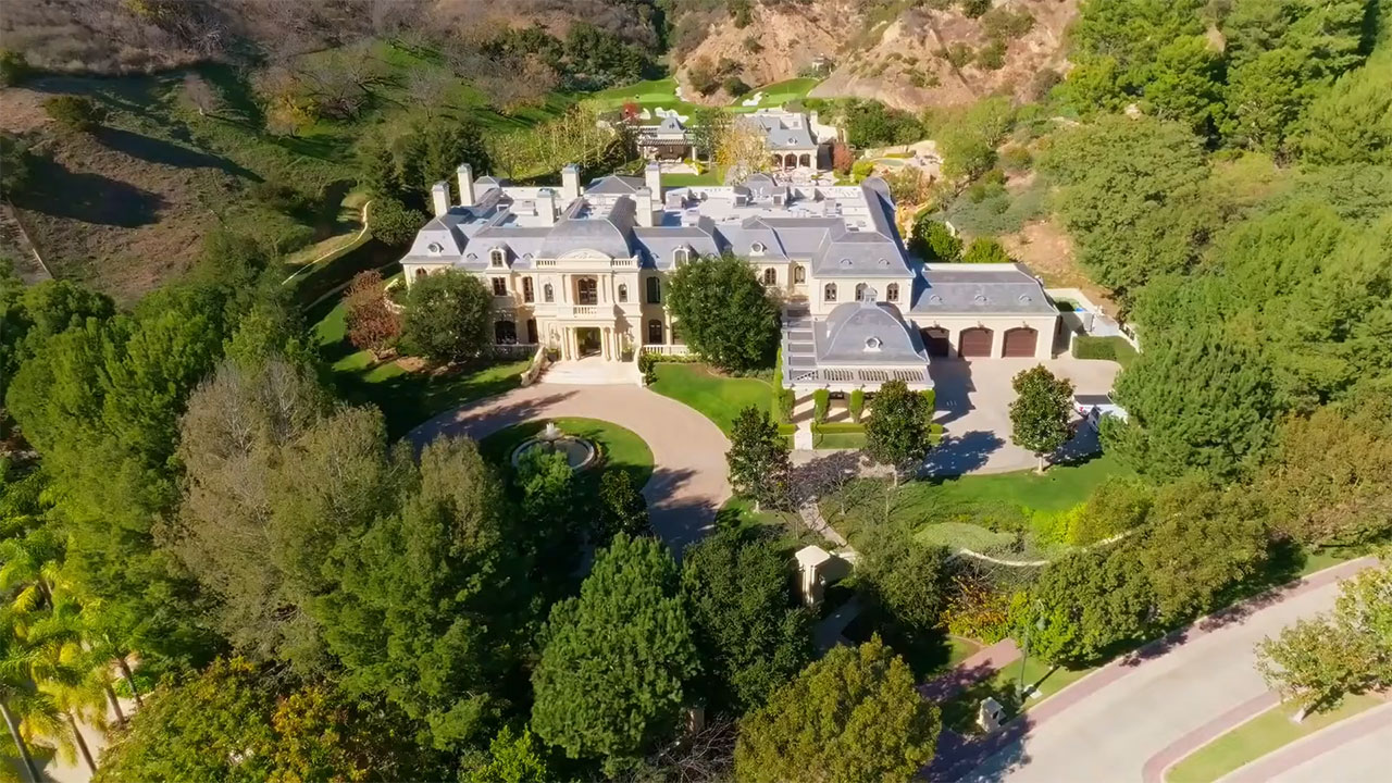 Famous people whose houses look like palaces