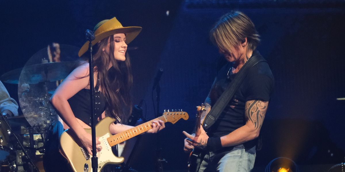 Keith Urban Points at Guitar Player Maggie Before Singing “I Was Born ...
