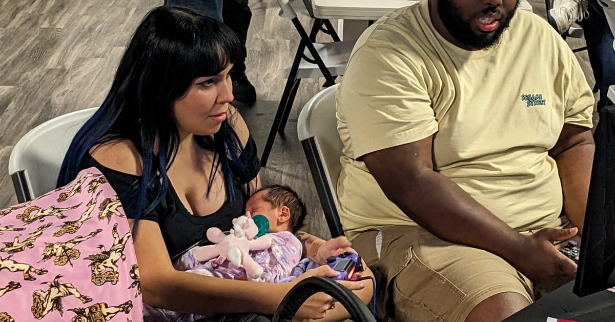 Woman wins Mortal Kombat tournament while holding newborn baby in her arms