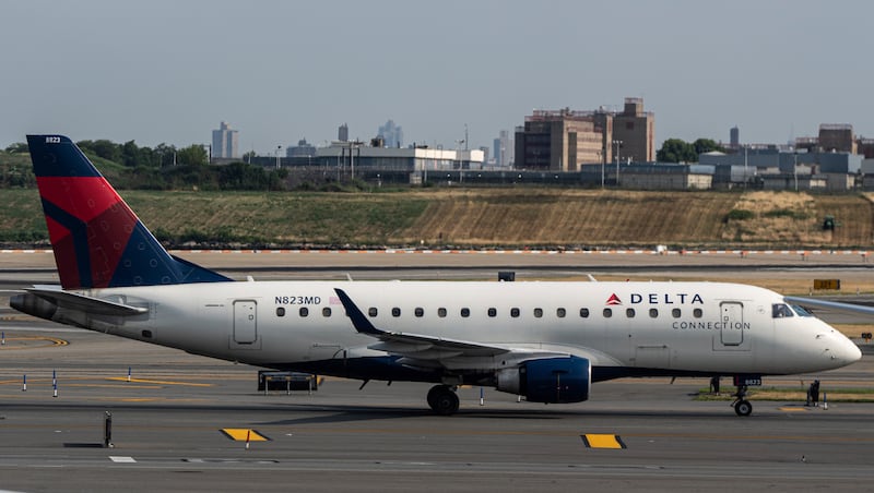 Two Delta planes collide on taxiway at LaGuardia