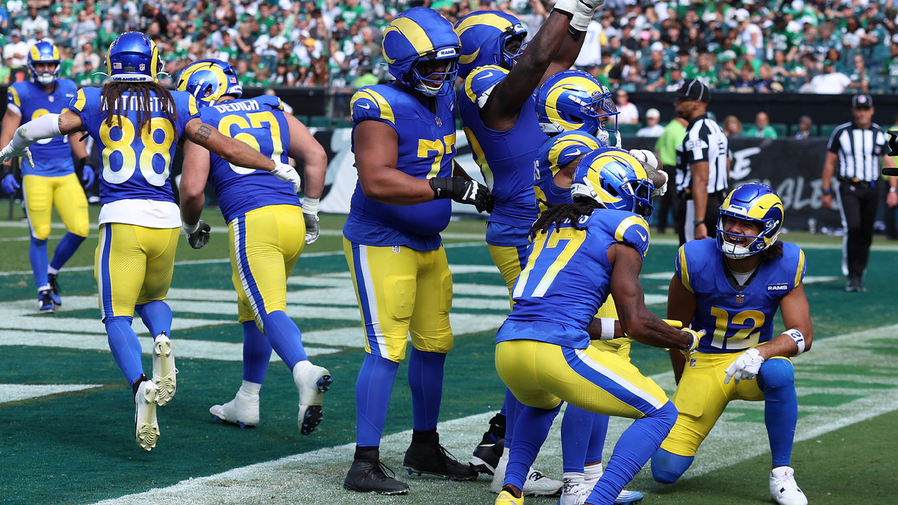 How Does a Coach Set up Progressions in an Offense?