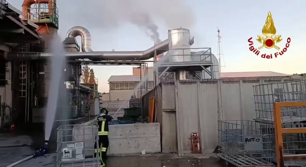 Incendio in un'azienda che fonde materiale plastico a Ceneselli, densa ...