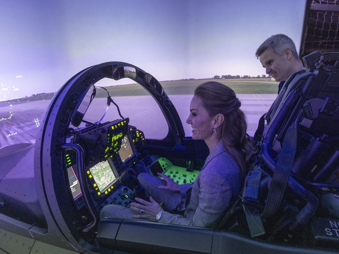 «Geborene Pilotin»: Prinzessin Kate macht Looping im Flugsimulator