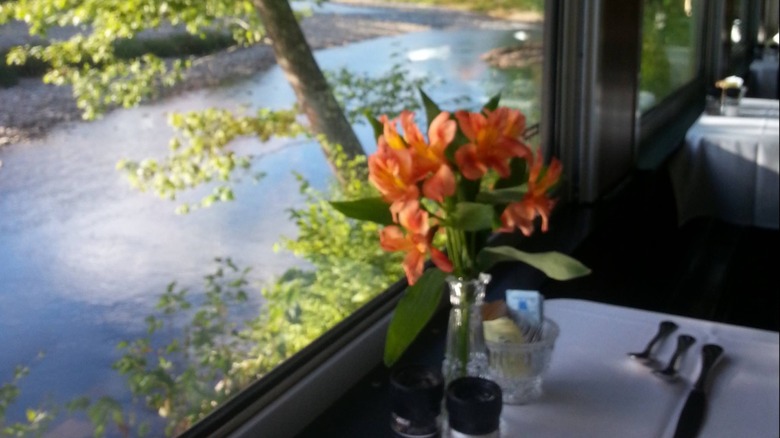 New Hampshire's Dinner Train Takes The Scenic Route While Serving Up A ...
