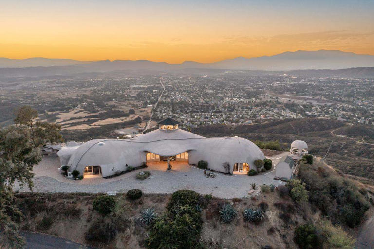 ‘Monolithic dome' estate for sale sits on a California mountain top ...