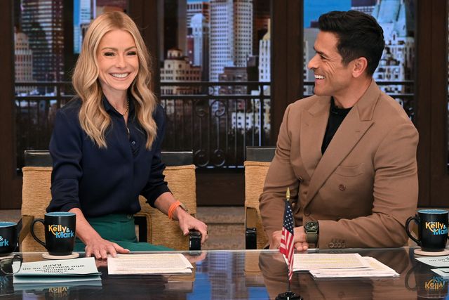 Kelly Ripa Jokes She Sometimes Wants 'to Scream' When Mark Consuelos ...