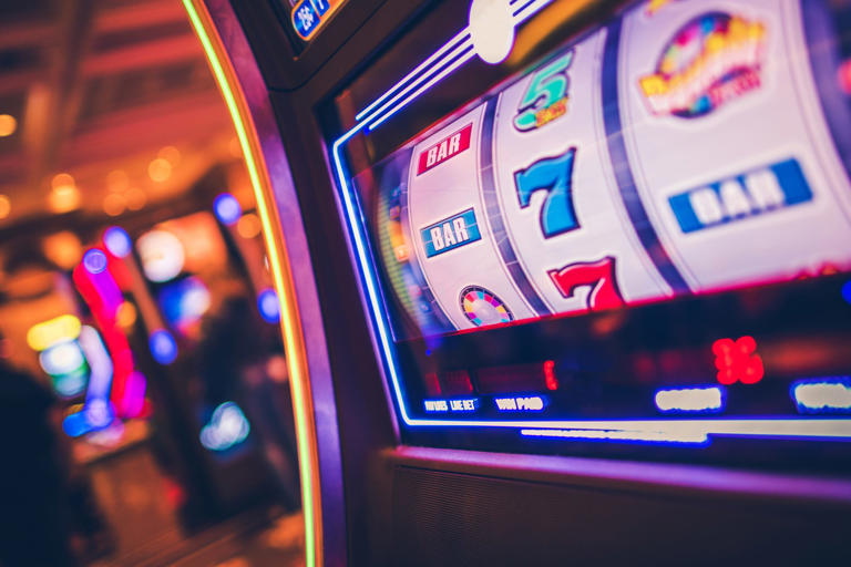 Raid on two Fort Myers arcades uncovers dozens of illegal slot machines ...