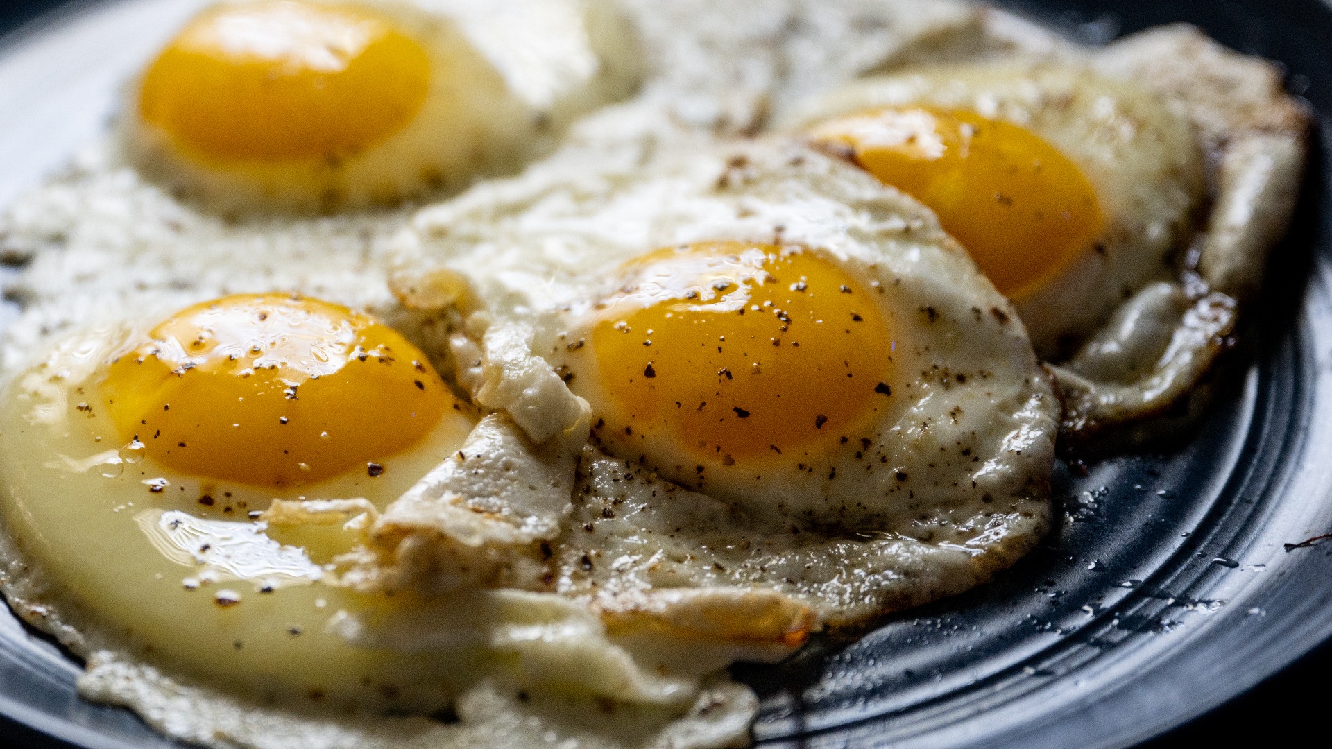 The Type Of Oil You Should Usually Avoid When Frying Eggs