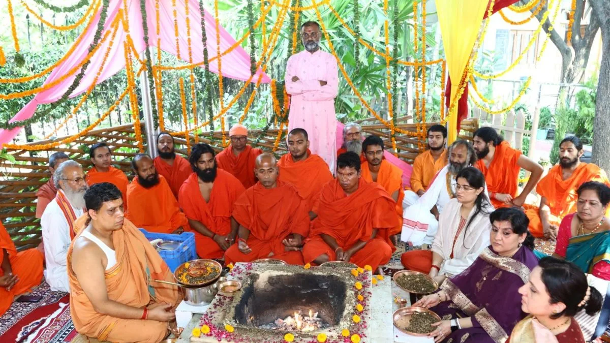 Acharya Balkrishna performs kanya pujan on Sharadiya Navratri